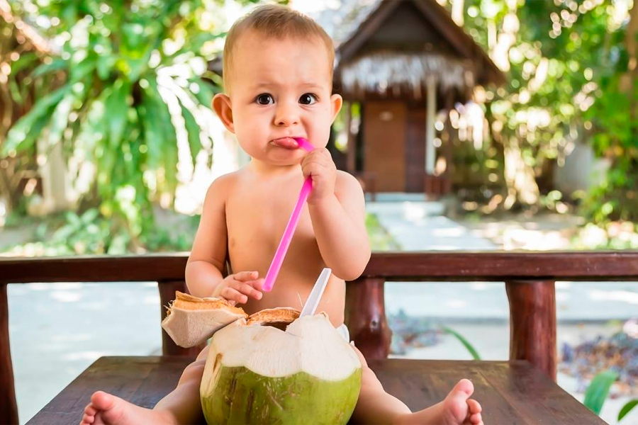 ¿Mi bebé puede tomar agua de coco? – Pediatría Mil Días